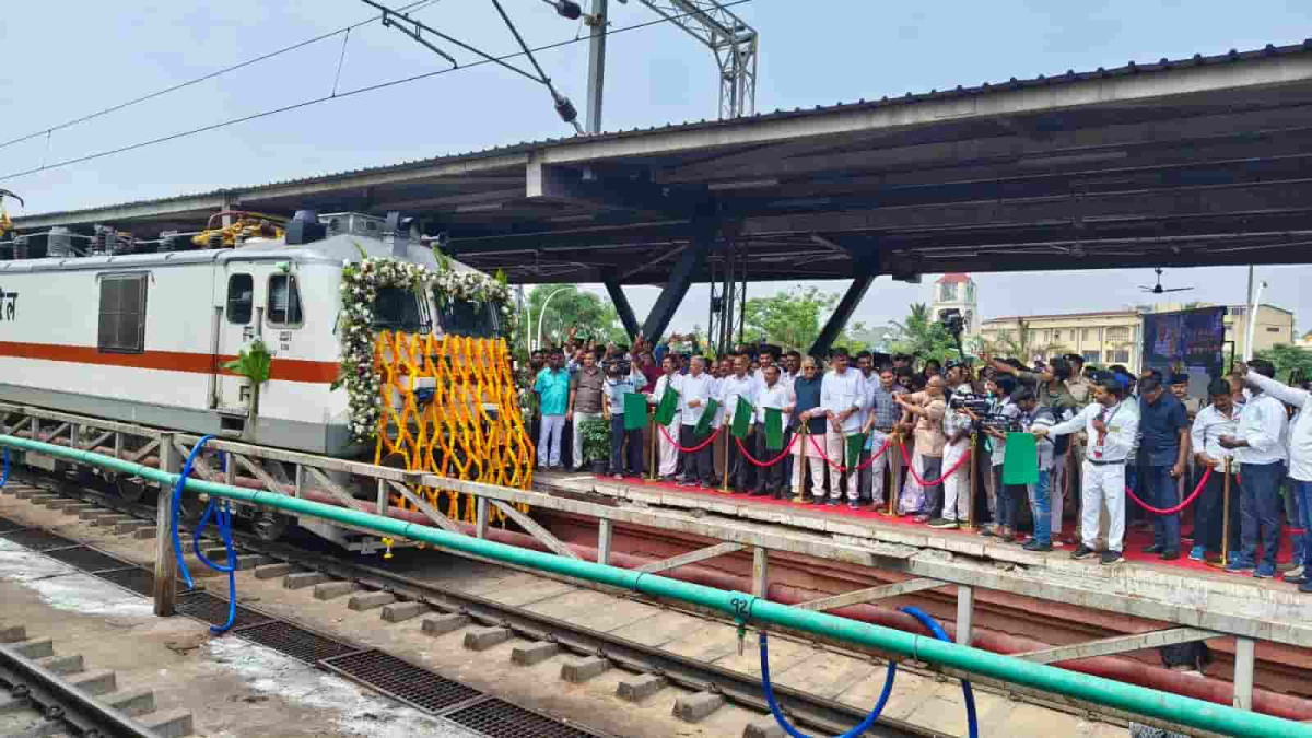 Bengaluru–Mumbai Bi-Weekly Express Train Launched, Boosting Direct Rail ...