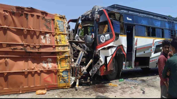 Bus-Container Head-On Crash on Jhansi-Lalitpur Highway Injures 21, Six ...